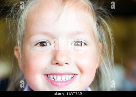 Une jeune fille souriante ouvrant la bouche et montrant la longue ...