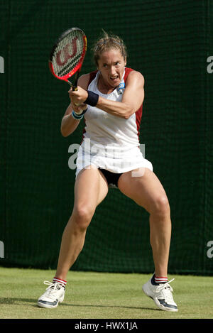 SANDRINE TESTUD WIMBLEDON 24 Juin 2002 Photo Stock - Alamy