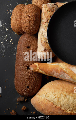 Vue de dessus de la plaque représentée parmi les différentes sortes de ...