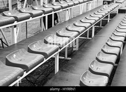 Des gradins dans un stade de football, détail d'une salle de sport, un ...