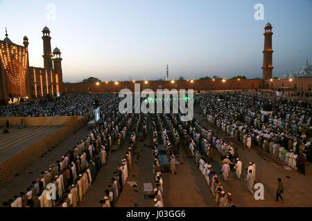 Lahore, Pakistan. 09 avr, 2017. L'Imam-i-Kaaba Saleh bin Muhammad bin ...