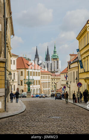 À pied du sanctuaire de Notre-Dame-Lorette à colline du Château et la ...