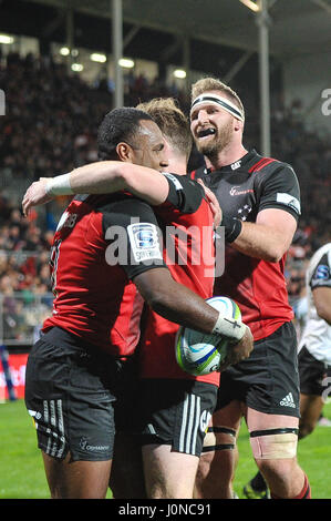 Manasa Mataele des Croisés célèbre son essai avec ses coéquipiers lors ...