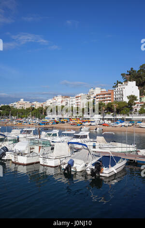 Port de plaisance de Blanes, sur la Costa Brava en Espagne, la ...