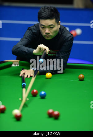 Liang Wenbo, sur le bureau de son match contre Ding Junhui sur sept jours du championnat du ...