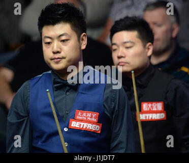 Liang Wenbo, sur le bureau de son match contre Ding Junhui sur sept ...