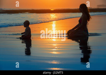 Une famille de nudistes vous détendre en vacances Photo Stock - Alamy