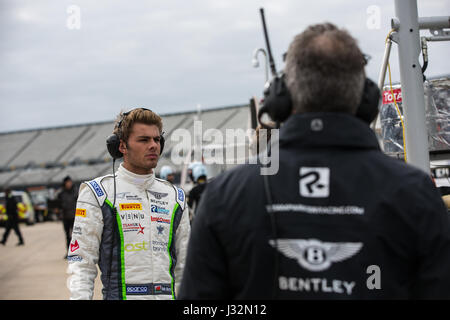 Seb Morris dans la voie des stands à Rockingham Speedway,qui conduit l ...