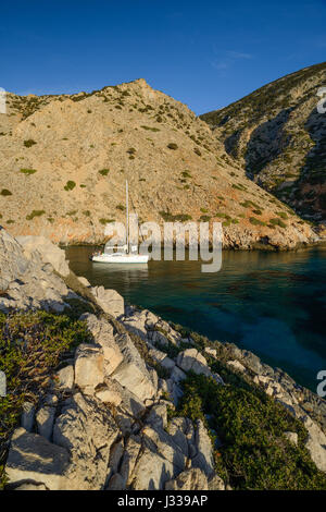 Yacht à ancrage dans une baie isolée sur l'île grecque Syphnos (Sifnos ...