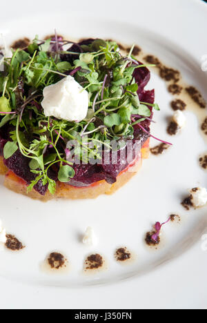 Salade fraîche au fromage de chèvre rôti au four), (betterave et laitue ...