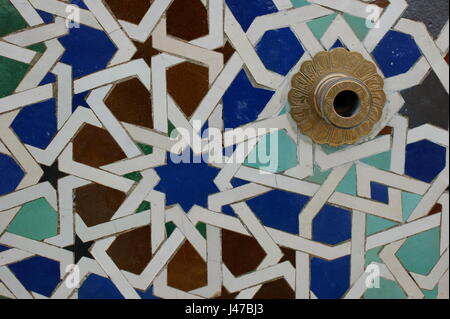 Les motifs géométriques colorés d'une mosaïque islamique décorent les ...