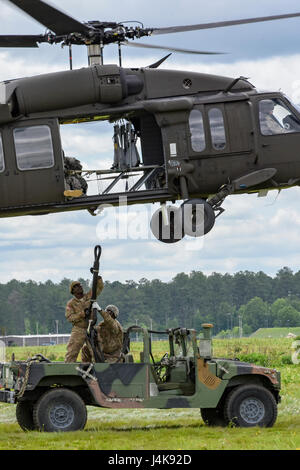 Un crochet de soldats à un Humvee UH-60 Black Hawk au cours de l ...