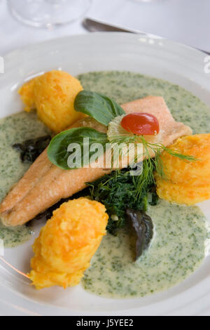 Restaurant gastronomique de poisson plat principal boîtier plat de ...