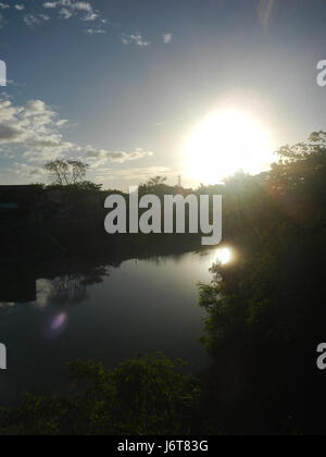Cette vue panoramique capture le coucher de soleil sur le pont de San ...