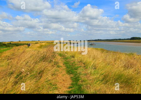 Butley Creek river paysage, Boyton, Suffolk, England, UK people walking ...