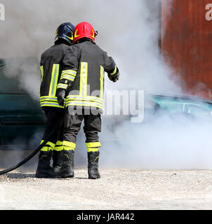 Exercice de pompier extinction de l'incendie de voiture en propageant ...