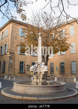 Place de la fontaine des quatre dauphins à Aix en provence france Photo Stock - Alamy