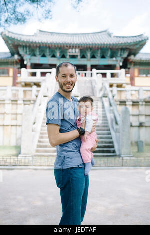 La Corée du Sud, Gyeongju, le père avec un bébé fille de moins de ...