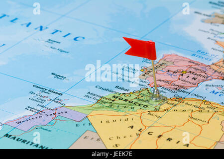Carte du Maroc en rouge sur un globe avec du vrai surface de la planète ...