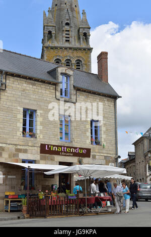 Dans les librairies un livre Becherel town en Bretagne France Banque D ...