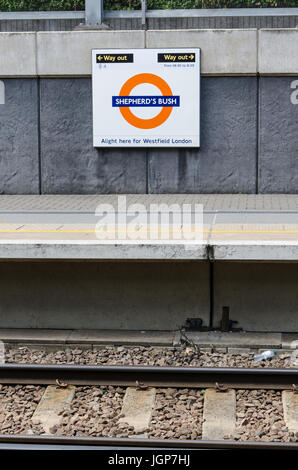 Shepherds Bush Overground station ferroviaire avec le centre commercial ...