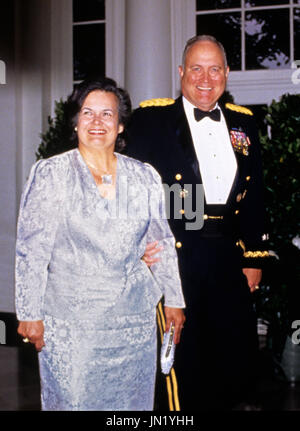 Le général H. Norman Schwarzkopf et sa femme Brenda arrivent à la ...