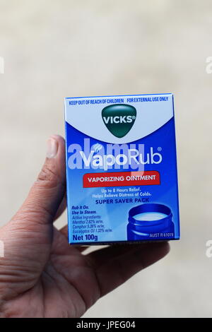 Vicks Vaporub pommade vaporisation pot isolé sur fond blanc Photo Stock ...