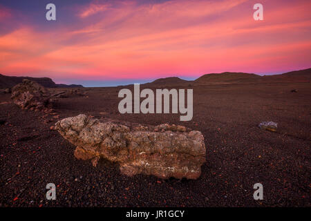 Des scories volcaniques de la Plaine des Sables au crépuscule, de l'île ...