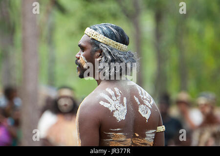 L'homme traditionnel autochtone avec la peinture corporelle jouer du ...
