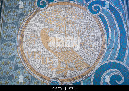 France, Loiret, Briare, église Saint-Étienne, sol de mosaïque faite ...