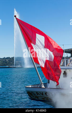 Drapeaux de Genève et drapeaux suisses volent sur un pont sur le lac ...