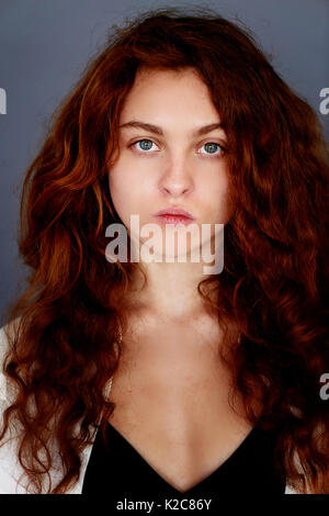 Les tests du modèle. Belle fille rousse avec les cheveux bouclés ...