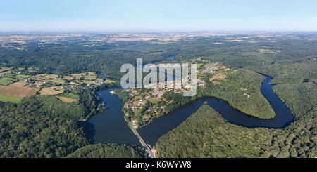 France, Vendée, Chaix, le village entouré par la rivière et forêt de ...