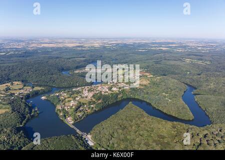France, Vendée, Chaix, le village entouré par la rivière et forêt de ...