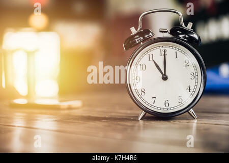 Horloge montrant l'heure 11 heures 11 1100 23h00 Photo Stock - Alamy