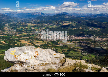 La ville de Gap Hautes Alpes en été. Vue panoramique. Alpes du Sud ...