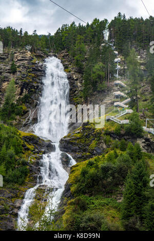 Escalier suspendu à cascade Stuibenfall, Otztal, vallée, Tirol ...