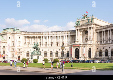 Vienne, Autriche - août 28 : les touristes du maria theresia monument ...