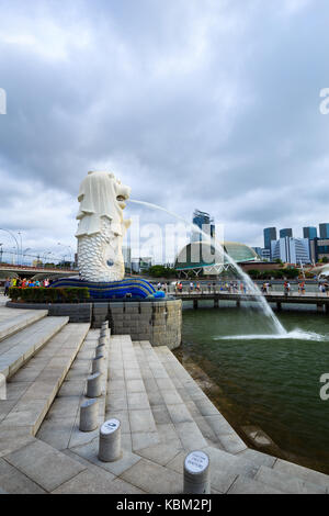 Singapour - Aug 22, 2017 : statue du Merlion Merlion Park en fontaine ...