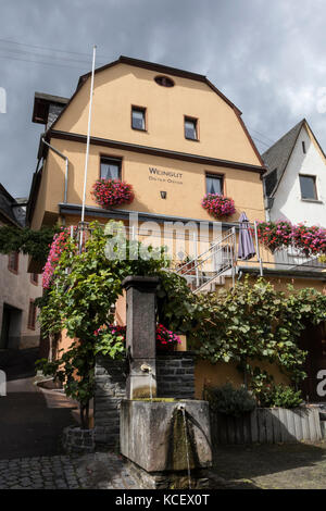 La ville de Urzig, dans la vallée de la Moselle, l'Allemagne, avec l ...