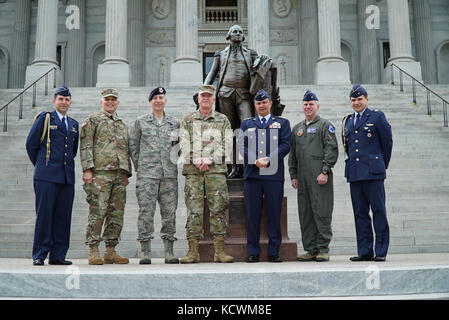 Le colonel de l'US Air Force R Scott Jobe, 35e Escadre de chasse ...