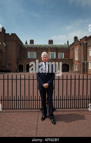 Michael Cole, ancien journaliste de télévision de la BBC et royal ...