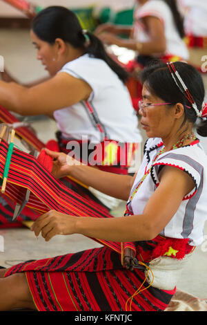 Les femmes Ifugao se serpentent lors du Festival annuel d'Imbayah qui célèbre les traditions ...