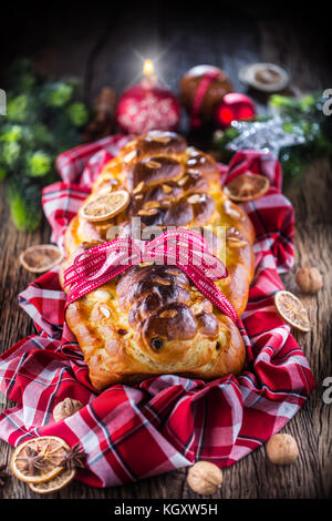 Gâteau De Noël Et Décorations De Noël. Gâteau de Noël, pâtisserie ...