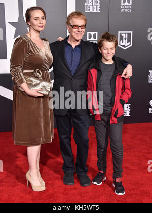 (G-D) Oliver Elfman, Danny Elfman et Mali Elfman arrive à la première ...