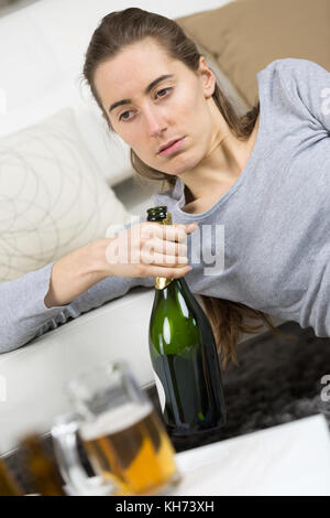 Une femme ivre avec une bouteille de vin. Fille dépressive. Les ...