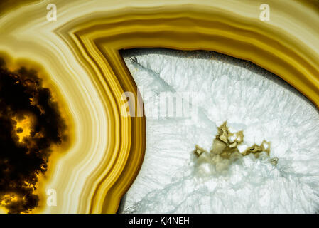 Gros plan d'une tranche d'agate brésilienne avec des tourbillons et des ...