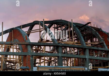 Structure monolithique du bâtiment. Murs pleins de béton. Le cadre des ...