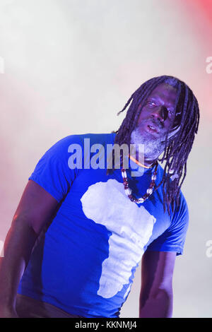 La chanteuse ivoirienne de reggae Tiken Jah Fakoly se produit en direct ...