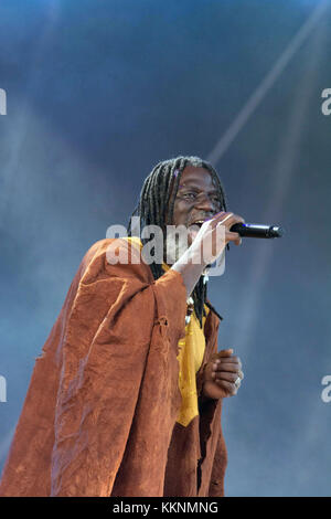 La chanteuse ivoirienne de reggae Tiken Jah Fakoly se produit en direct ...